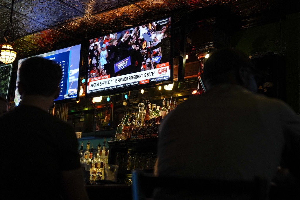 At a Trump rally, shocking images fill TV screens. Then reporters rush ...